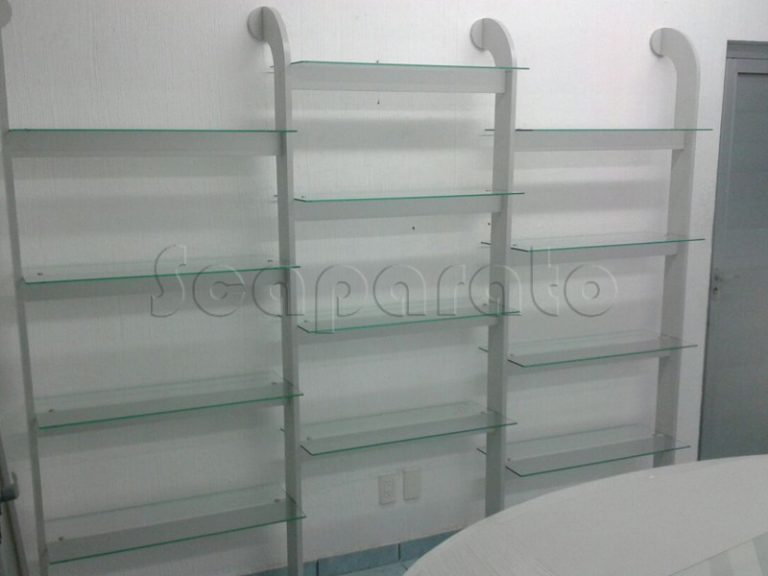 Exhibidor con repisas de pared adaptadas para negocio